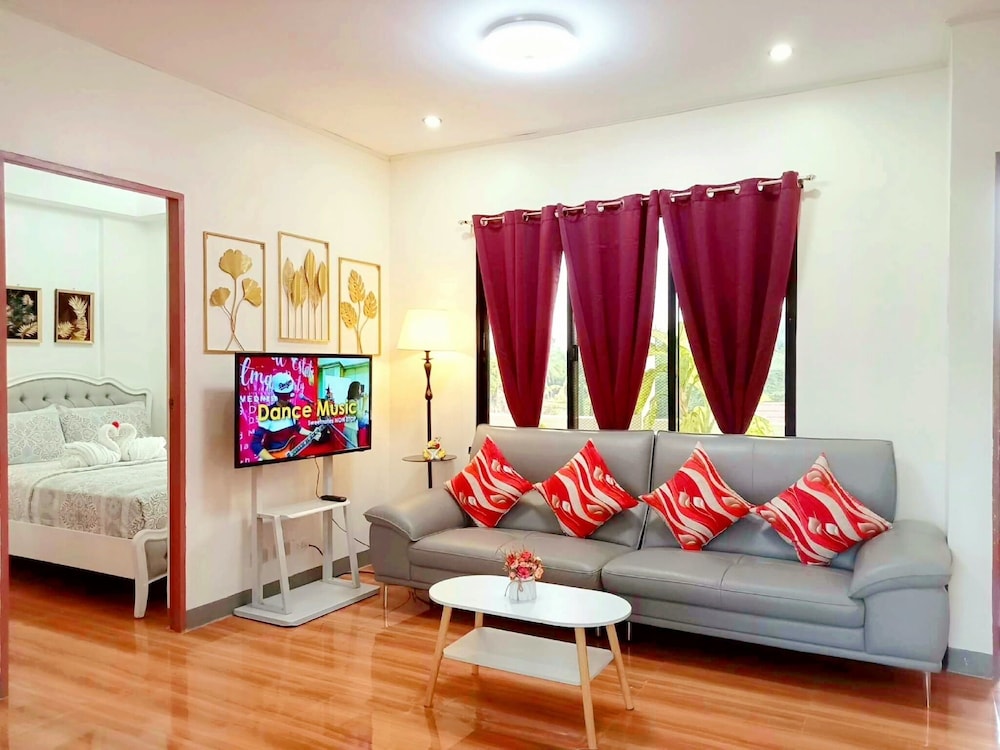 Cozy Retreat W/ Full Kitchen & Balcony + Garden View - Compostela