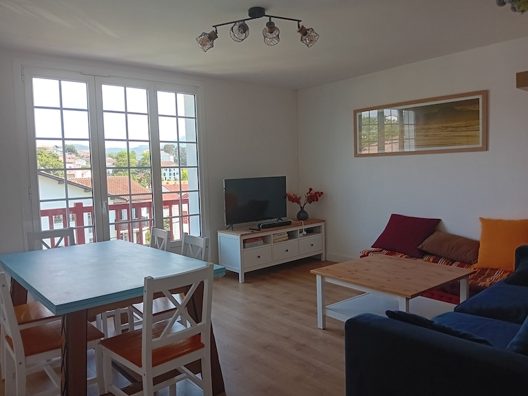 Spacious 3-bedroom Flat, Quiet Area, Modern Amenities, Free Parking, Near Beach - Hendaye - 온다리비아