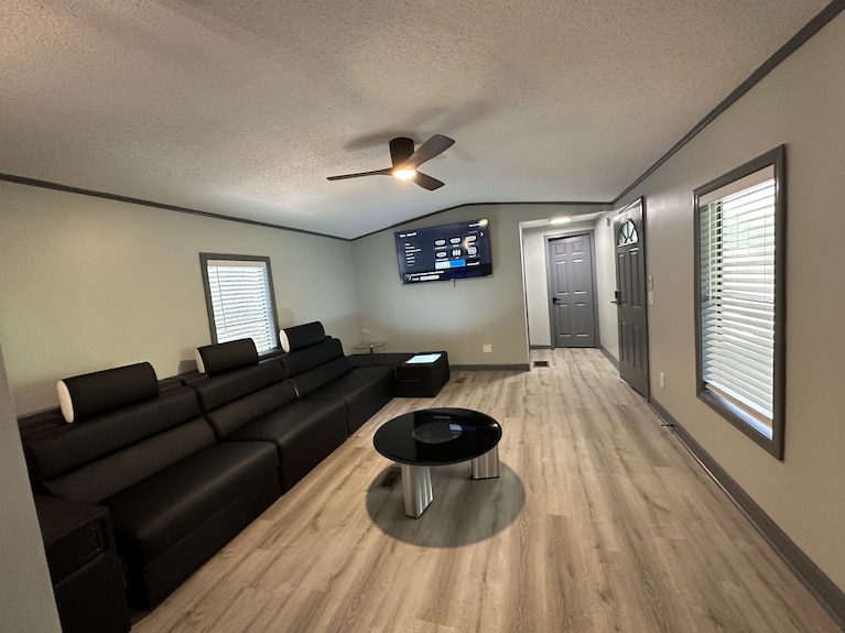 Modern 2 Bed Home 10 Mins From Dtown Gainesville - Lake Lanier, GA