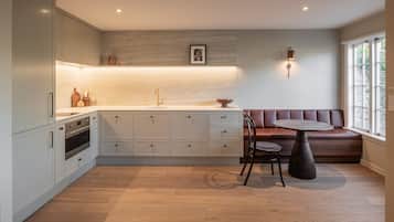 Suite Premium | Cozinha privada | Um frigorífico/congelador grande, um micro-ondas, um forno