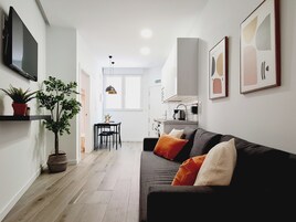 Apartamento, 1 cama Queen e sofá-cama, acessível, suíte | Área de estar | Smart TV 43 polegadas com canais digitais, TV