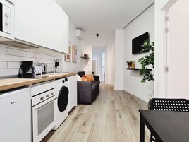 Apartamento, 1 cama Queen e sofá-cama, acessível, suíte | Cozinha privada | Geladeira grande, micro-ondas, fogão, cooktop