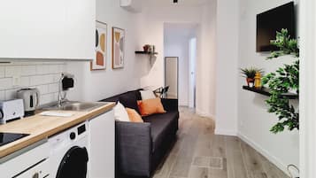 Apartamento, 1 cama Queen e sofá-cama, acessível, suíte | Área de estar | Smart TV 43 polegadas com canais digitais, TV