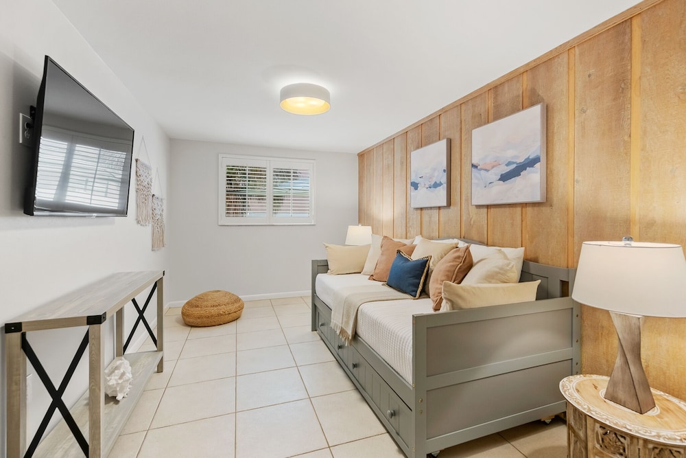Pet-friendly Retreat: Walk To Lido Key Beach & St. Armands - Summer Nights - Lido Key Beach, Sarasota
