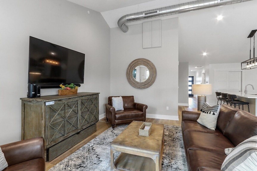 The Lofts Of Brick And Mortar-city Loft |Stylish |Walk-out Balcony |2 Kings |Parking For 2 |Downtown - Riviera Beach, WI