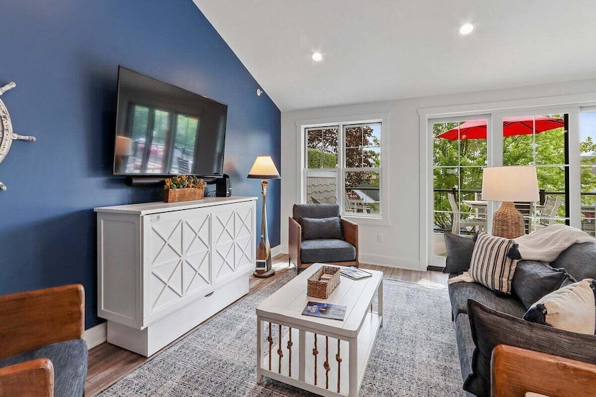 The Lofts Of Brick And Mortar-lake Loft |Luxury |Walk-out Balcony |2 Kings |Parking For 2 |Downtown - Lake Geneva, WI