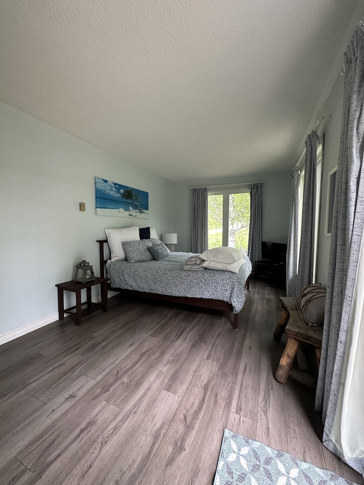 Beautiful 4 Bedroom Cottage on Faraday Trout Lake - Faraday | Vrbo