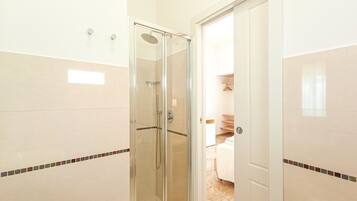 Quarto Duplo ou Twin Standard, casa de banho anexa | Casa de banho | Um polibã, um chuveiro fixo, um secador de cabelo, um bidé