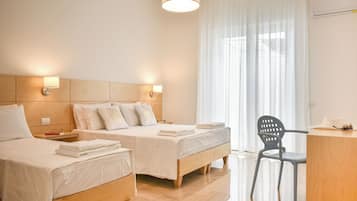 Quarto Triplo Superior, casa de banho anexa | Vista do quarto