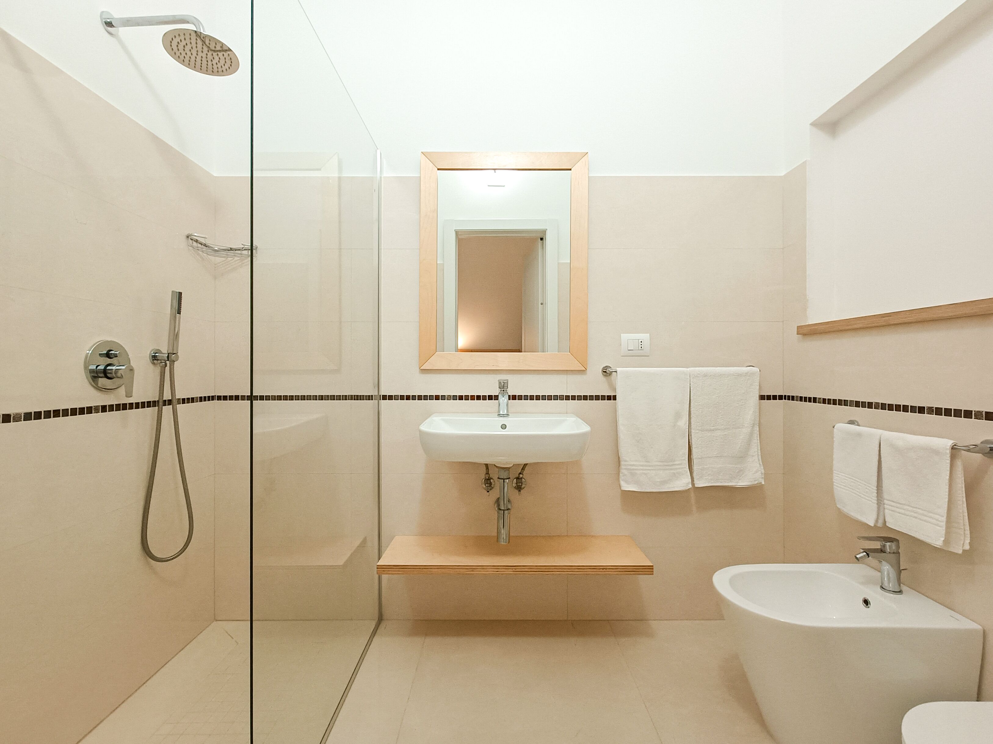 Quarto Triplo Superior, casa de banho anexa | Casa de banho | Um polibã, um chuveiro fixo, um secador de cabelo, um bidé 