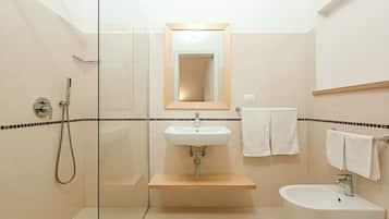 Quarto Triplo Superior, casa de banho anexa | Casa de banho | Um polibã, um chuveiro fixo, um secador de cabelo, um bidé