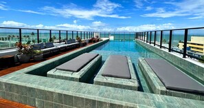 Piscina exterior, guarda-sóis, espreguiçadeiras 