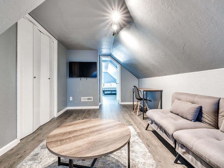 Newly Remodeled 5bd- Just 10 Mins From Airport! - Oklahoma City, OK