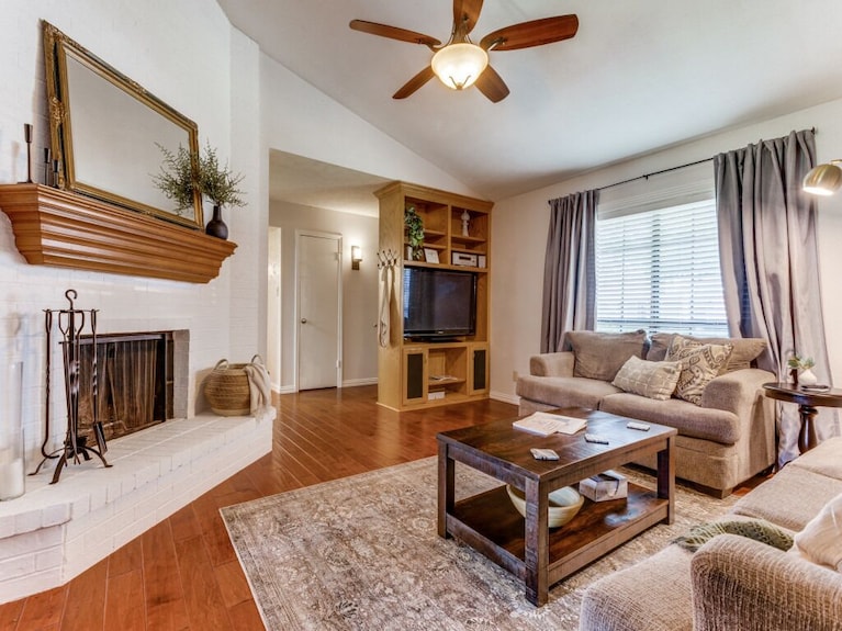 Escape To Olivia's Hideaway In Allen! Close Drive To Shop And Eat - Allen, TX