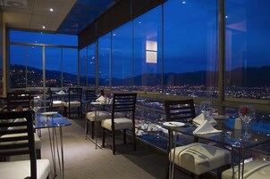 Quarto superior, vista para a cidade | Terraço/pátio