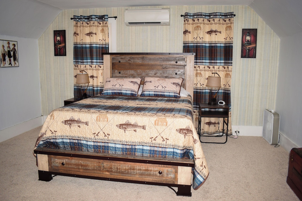Introducing T&t's Cozy Farmhouse: Your Perfect Getaway In Manistee! - Manistee, MI