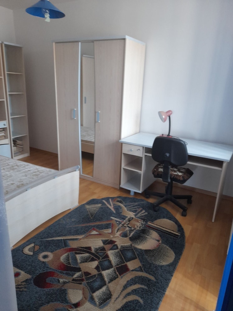 Spacious 4 Rooms Downtown Apartment In Pitesti - Pitesti