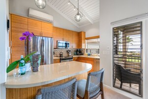 Apartamento de Luxo em Condomínio Fechado | Cozinha privada | Um frigorífico/congelador grande, um micro-ondas, um forno