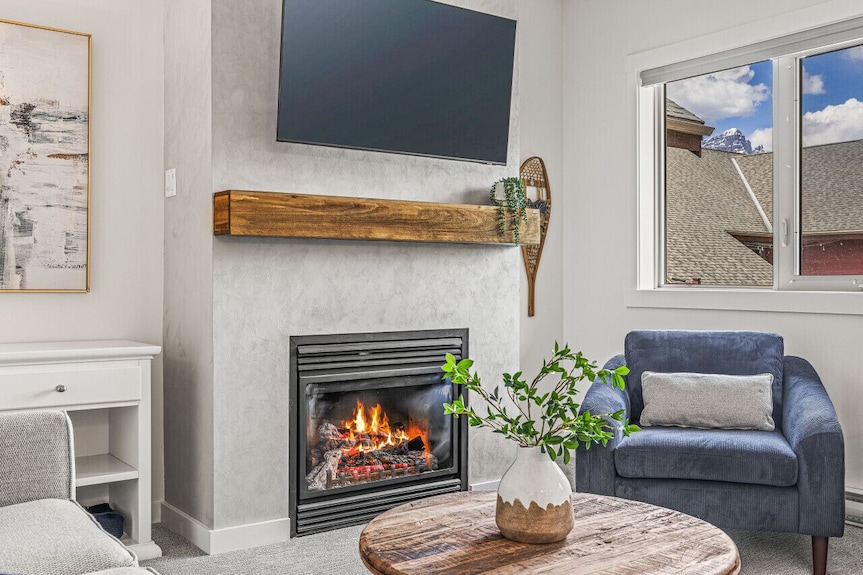 Top Floor Mountain View With Pool & Hot Tubs - Alberta