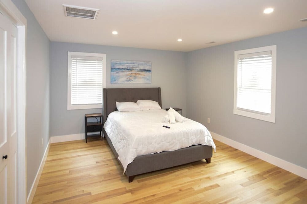 Lake Access 4 Bed 3 Full Bath - Burlington, MA