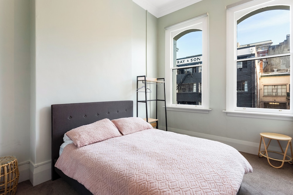 Four Bedrooms Over Looking Queens Gardens - Saint Clair