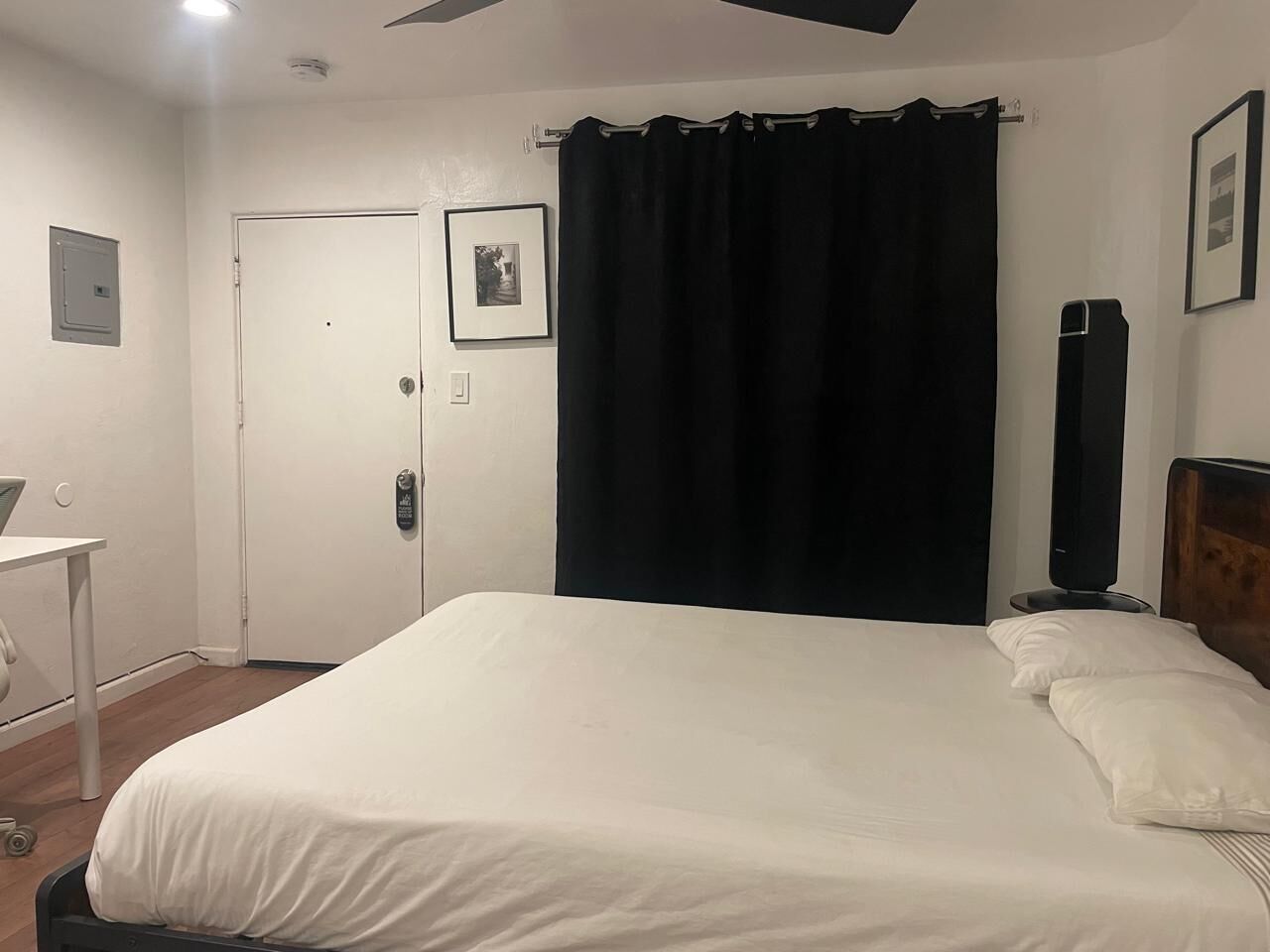 Quarto, 1 cama queen-size, não fumadores | Secretária, Wi-fi grátis, roupa de cama fornecida 