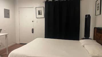 Quarto, 1 cama queen-size, não fumadores | Secretária, Wi-fi grátis, roupa de cama fornecida