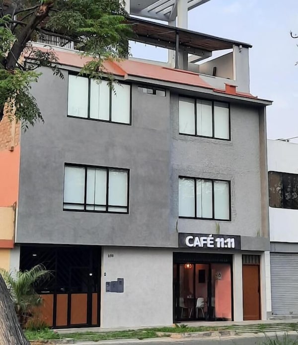 Av. Carlos Valderrama 690 - Trujillo