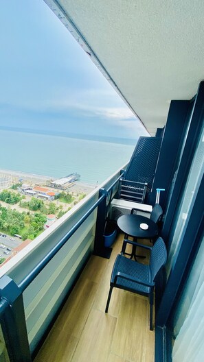 Suite-Estúdio Comfort, não fumadores, vista parcial para o mar | Terraço/pátio interior