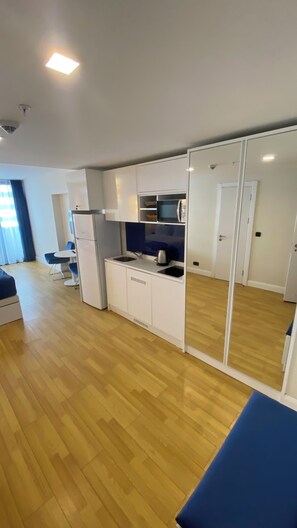 Quarto Quádruplo Familiar, não fumadores, vista parcial para o mar | Sala de estar | Televisor LCD de 52 cm com canais digitais, filmes pagos 