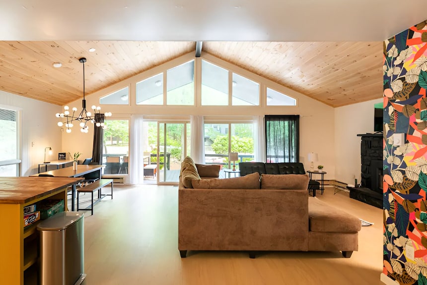 Gorgeous Lake Cabin In The Poconos With Private Hot Tub - Tannersville, PA