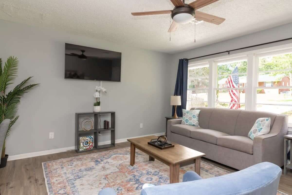 Pool, Fenced Yard, & Patio! Ventura Vista Retreat - Goat Rock Lake, GA