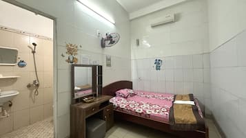 Quarto casal standard | Escrivaninha, espaço de trabalho para notebook, Wi-Fi de cortesia