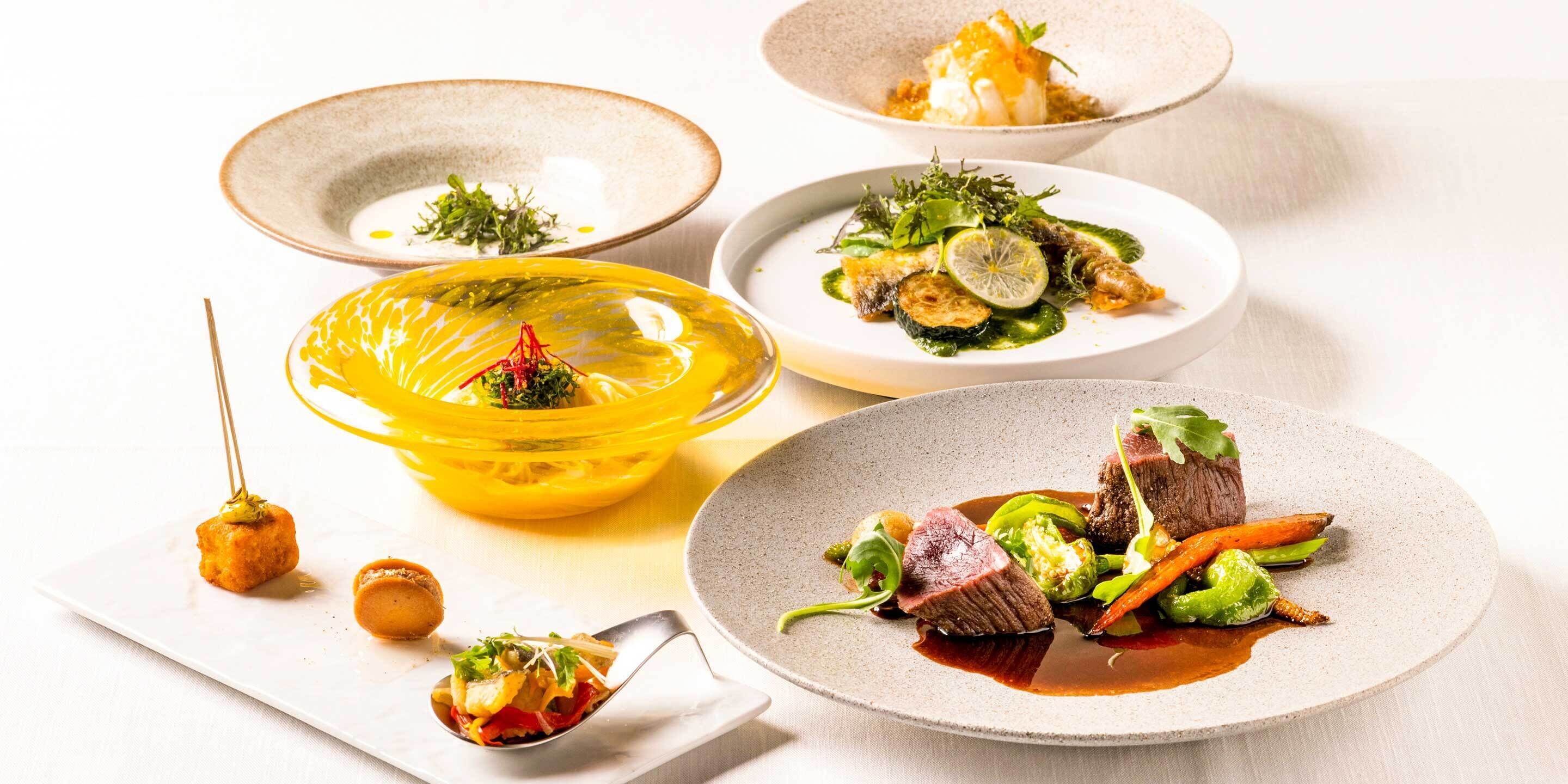 Diversos pratos em diferentes travessas, sugerindo uma experiência gastronômica.