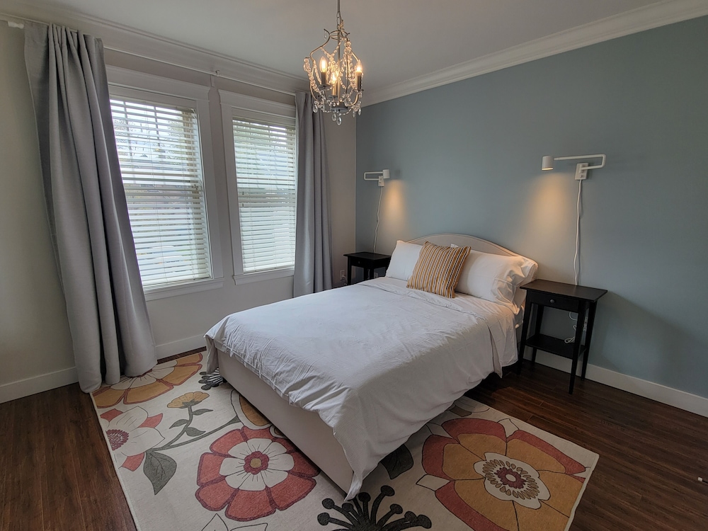 Tranquil & Bright 4 Bed/2.5 Bath In Mount Pleasant - West Vancouver