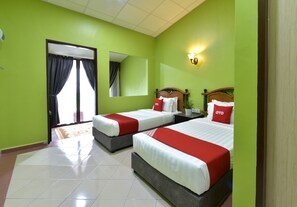 Quarto Twin Deluxe, vista para o mar | Secretária, secretária adequada para computadores portáteis 