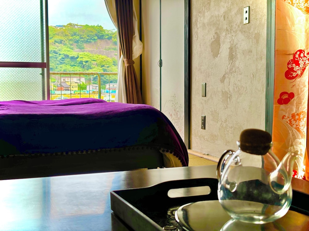 Retro Romantic Room! Private Rooftop Room With A View Of Tokyo Bay Beyond The Uraga Dock. - Yokosuka