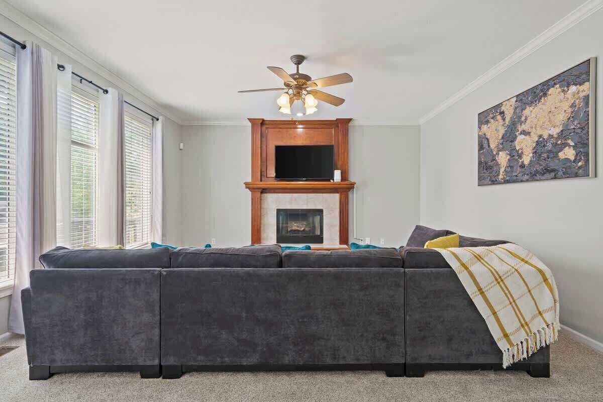 Large Home Quiet Neighborhood 5 Br-kingbeds - Shawnee, KS