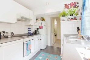 Apartamento Básico, várias camas | Cozinha privada | Um frigorífico, um micro-ondas, um forno, uma placa de cozinha 