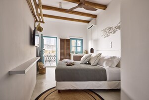 Deluxe Double Room with Balcony | Cofres nos quartos, individualmente decorados