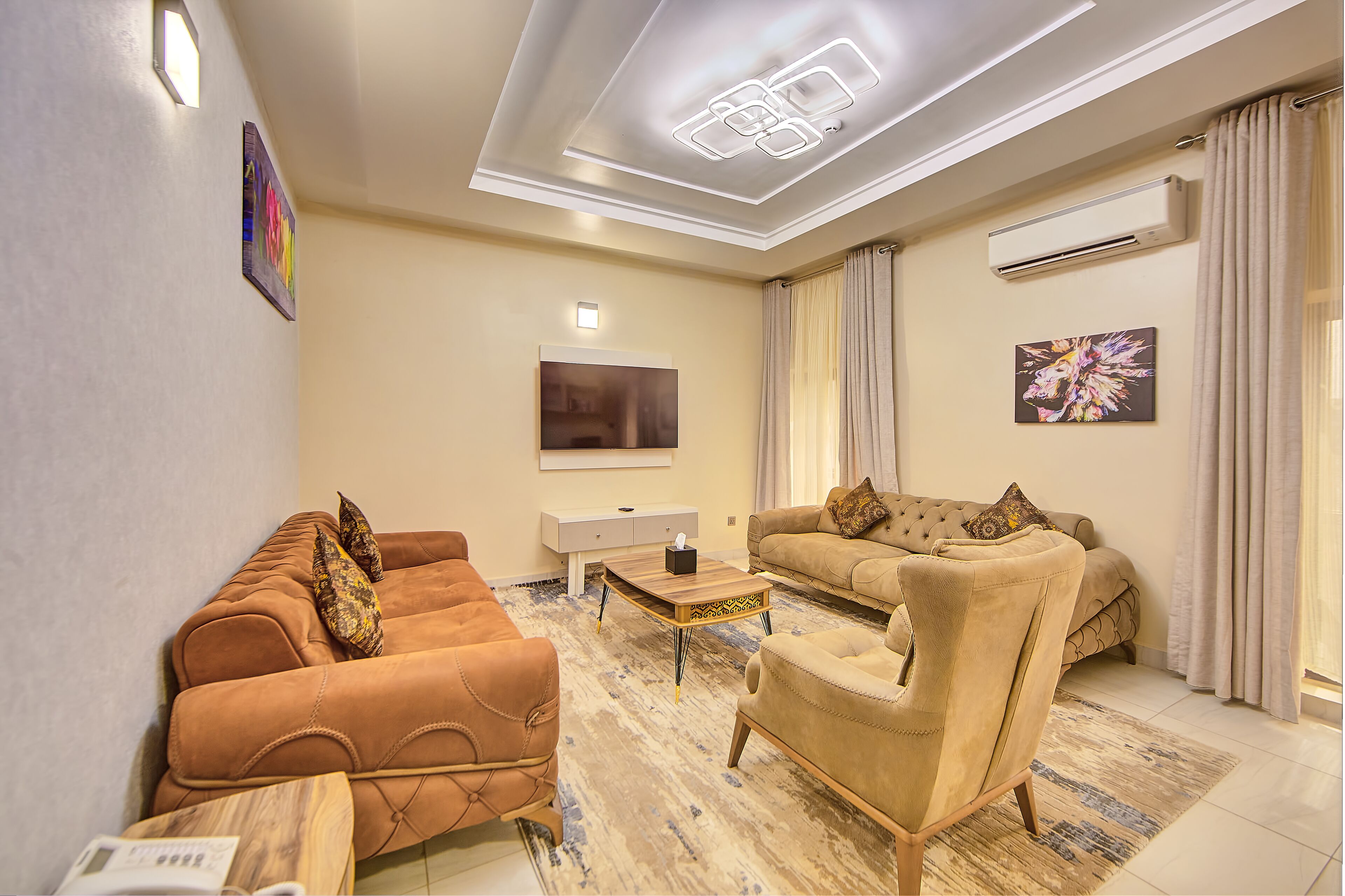 Suíte luxo, 1 cama Queen, micro-ondas, vista para a cidade | Área de estar | Smart TV 46 polegadas com canais a cabo, Netflix, serviços de streaming