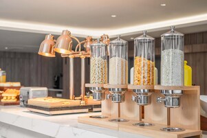 Café da manhã com buffet grátis todos os dias