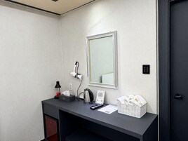 Business Double with Casual Breakfast | Roupa hipoalergénica, edredões de penas, minibar grátis, secretária