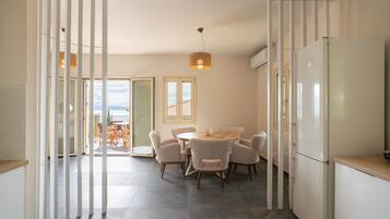 Vila, 5 quartos, sacada, vista para o jardim | Sala de jantar