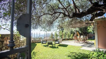 Vila, 5 quartos, sacada, vista para o jardim | Terraço/pátio