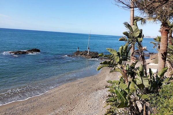 Na praia, praia de areia branca, 2 bares na praia