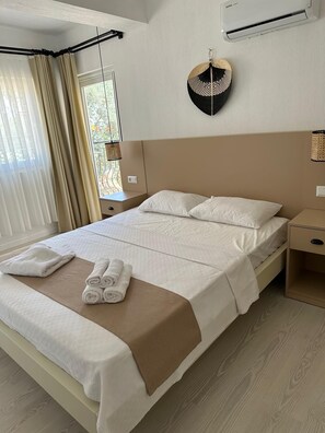 Apartamento clássico | Escrivaninha, espaço de trabalho para notebook, cortinas blackout