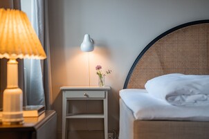 Quarto casal superior | Roupas de cama antialérgicas, ferros/tábuas de passar roupa