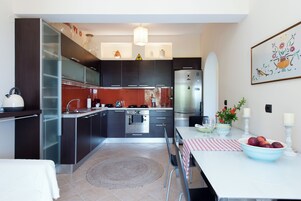 Casa, 2 quartos, vista para o mar | Cozinha privada | Um frigorífico, um forno, uma placa de cozinha, uma cafeteira/bule 