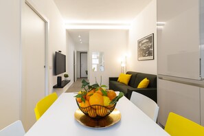 Apartamento Cidade | Sala de estar | Televisor de ecrã plano de 49 polegadas com canais digitais, televisor